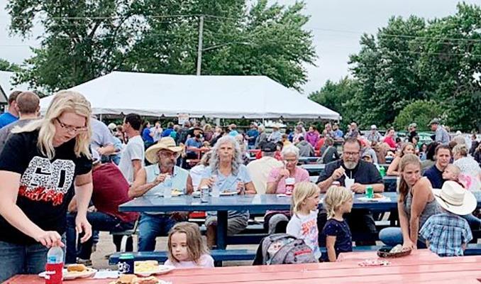 Winnetoon hosts nearly 1,000 people for annual BBQ | News ...