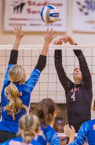 Hawks show potential in sweep of No. 15 Hawkeye CC | Select ...