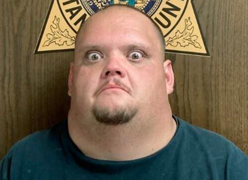 Man gives judge middle finger after receiving prison sentence | Select ...