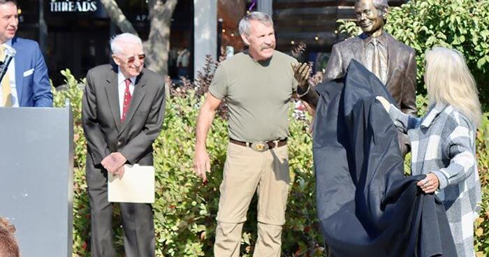 Fans welcome Carson as statue unveiled | News | norfolkdailynews.com