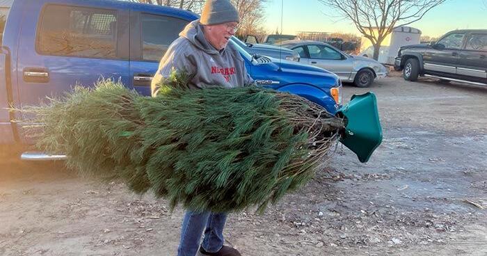 ‘Operation Christmas Tree’ helps out families | News | norfolkdailynews.com