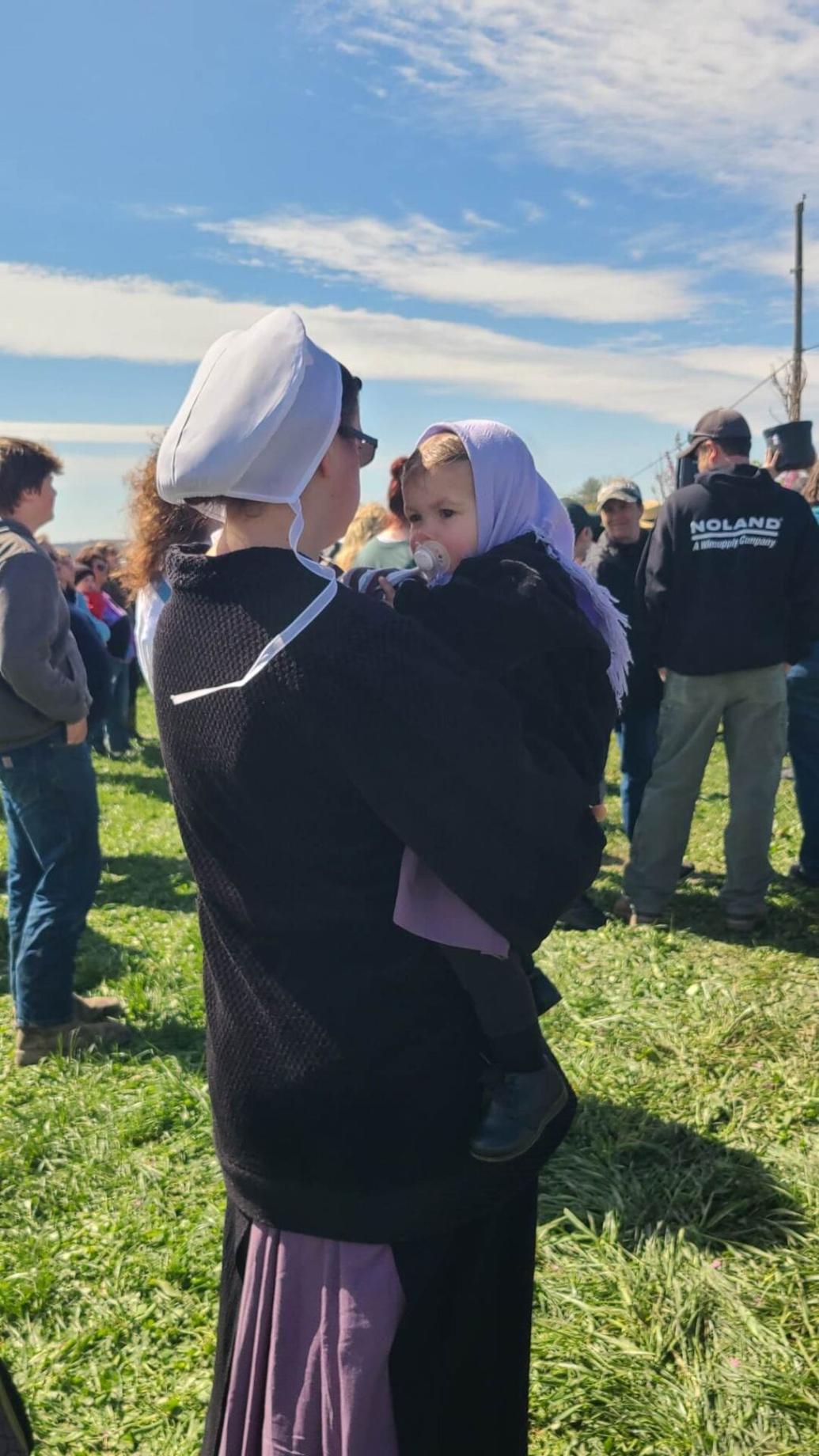 Annual Amish auction draws crowd | Community | northcentralpa.com