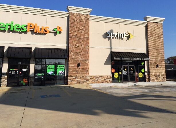 Sprint store is open as Turner McCall/Fifth Avenue intersection ...