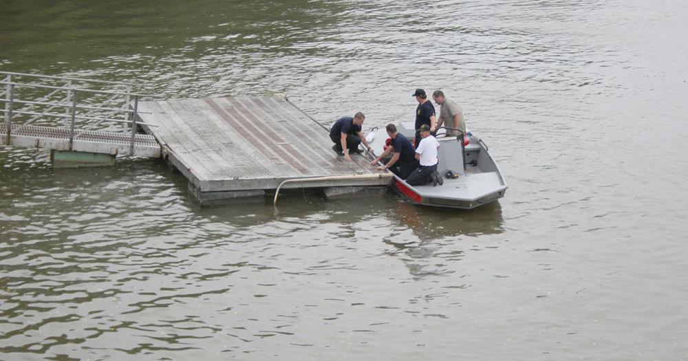 Boat capsizes in Coosa River at Lock & Dam; 1 swims to shore, other ...