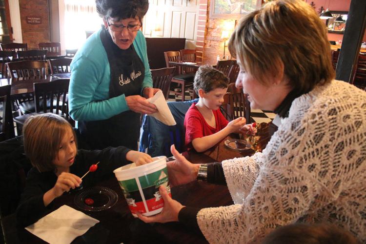 Cave Spring Elemenrary School first-graders try their hands at pizza ...