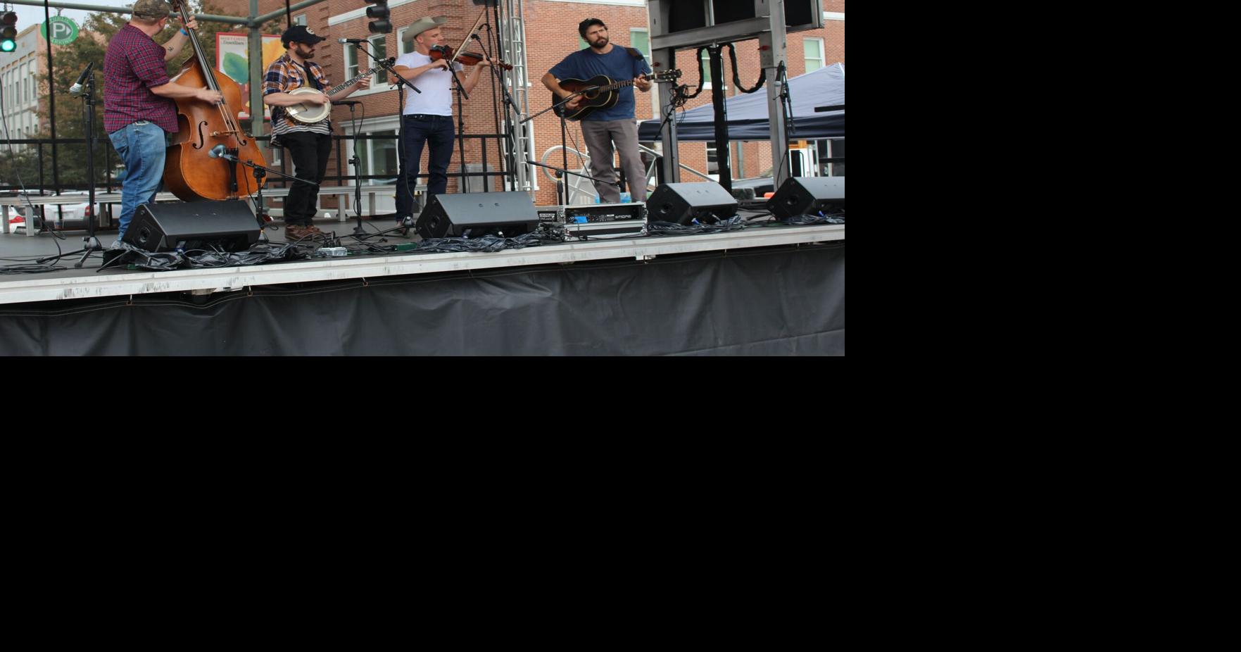 Fiddlin' in the rain: Bluegrass festival goes on despite downpour ...