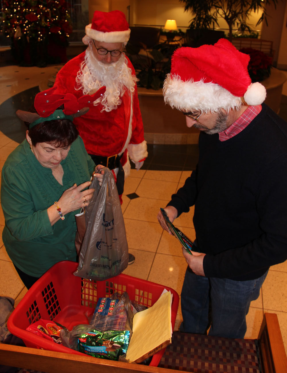 Spreading Christmas cheer: Santa makes annual visit to hospitals ...
