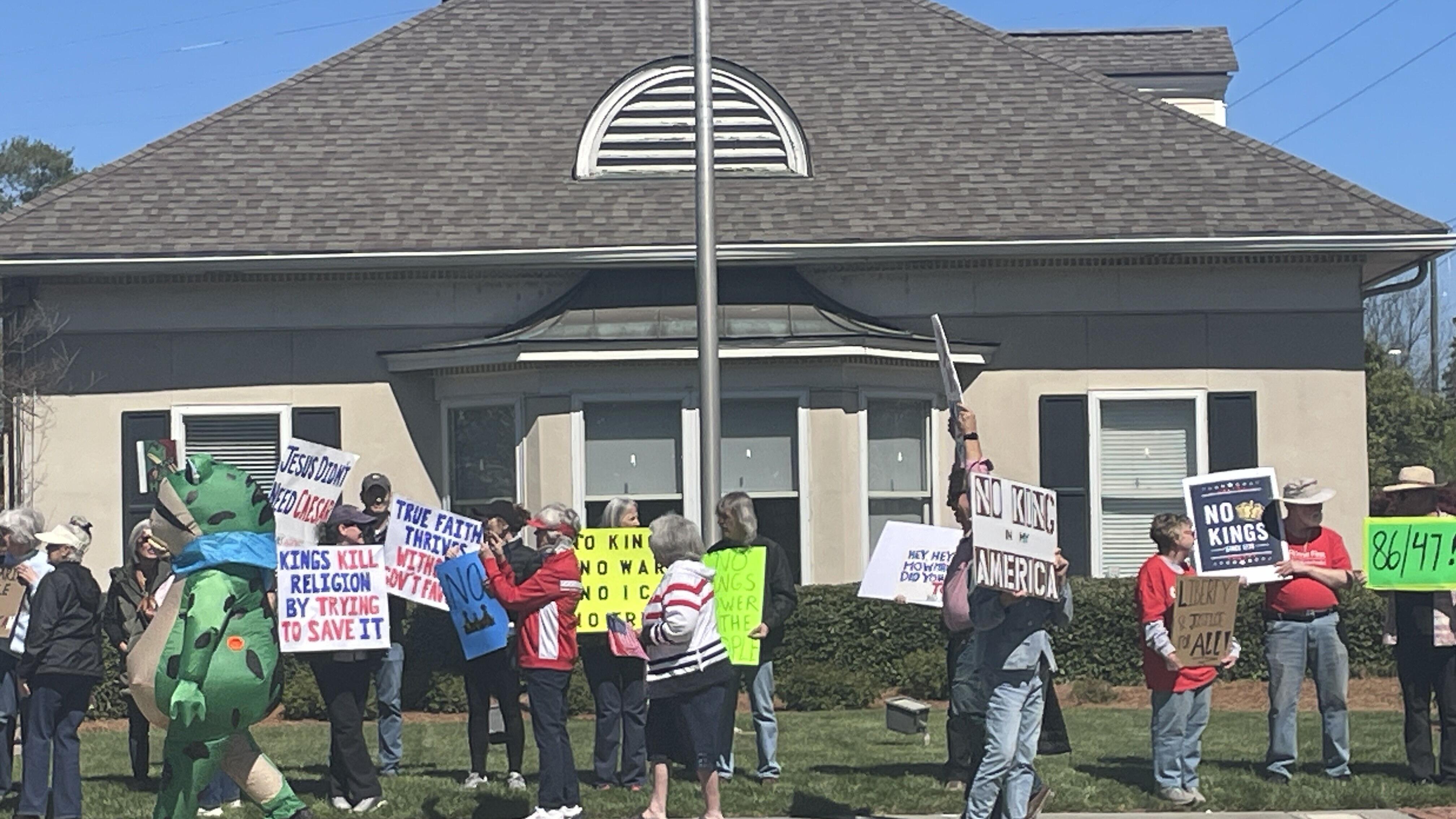 'No Kings' protest draws 200-plus to downtown Rome | Local News ...