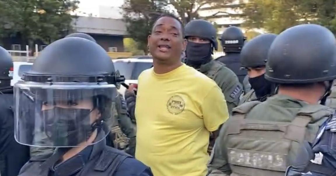 Policía arresta a cuatro manifestantes por bloquear entrada al Centro ...