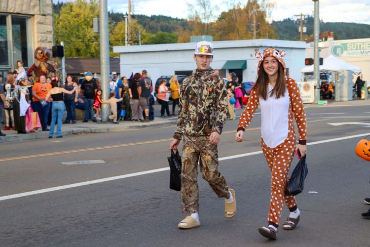Trunk or treat: Sutherlin community comes together to celebrate ...