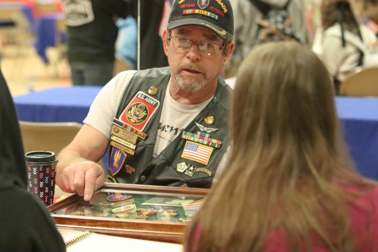 Sutherlin students visit with veterans | Local News | nrtoday.com