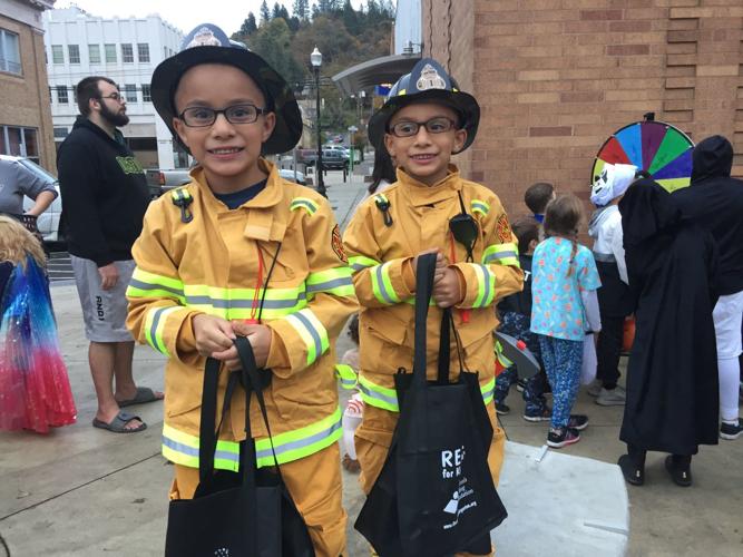 Trick-or-treaters turn out in big numbers for Neewollah parade | Local ...