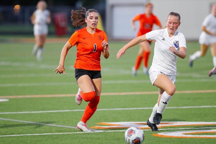 Girls Soccer Miller Bustamante Help Roseburg To 2 1 Upset Of Grants
