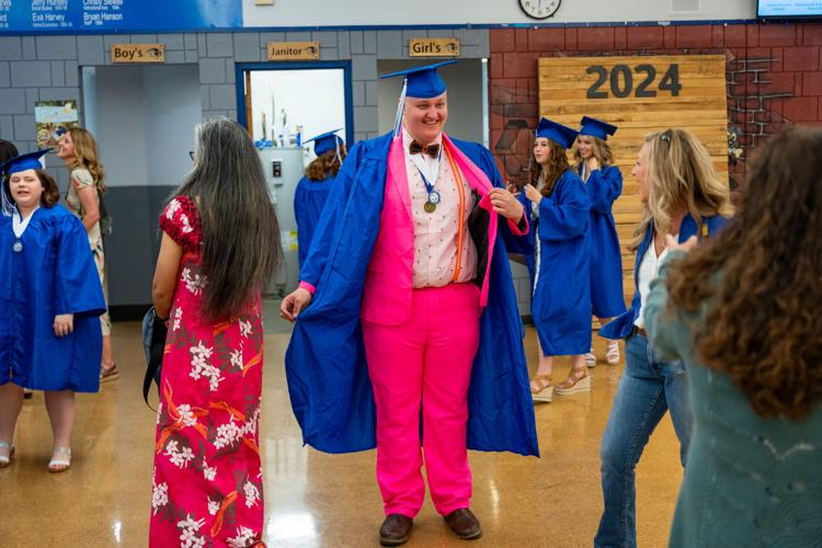 Sutherlin High School celebrates graduates | Education | nrtoday.com