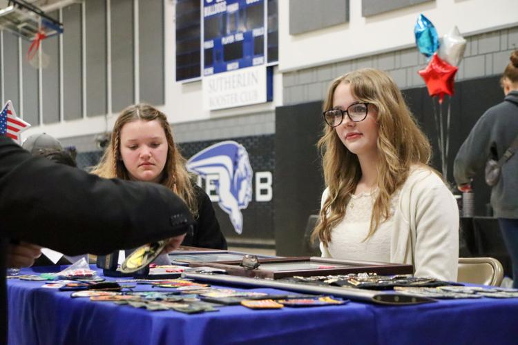 Sutherlin students visit with veterans | Local News | nrtoday.com