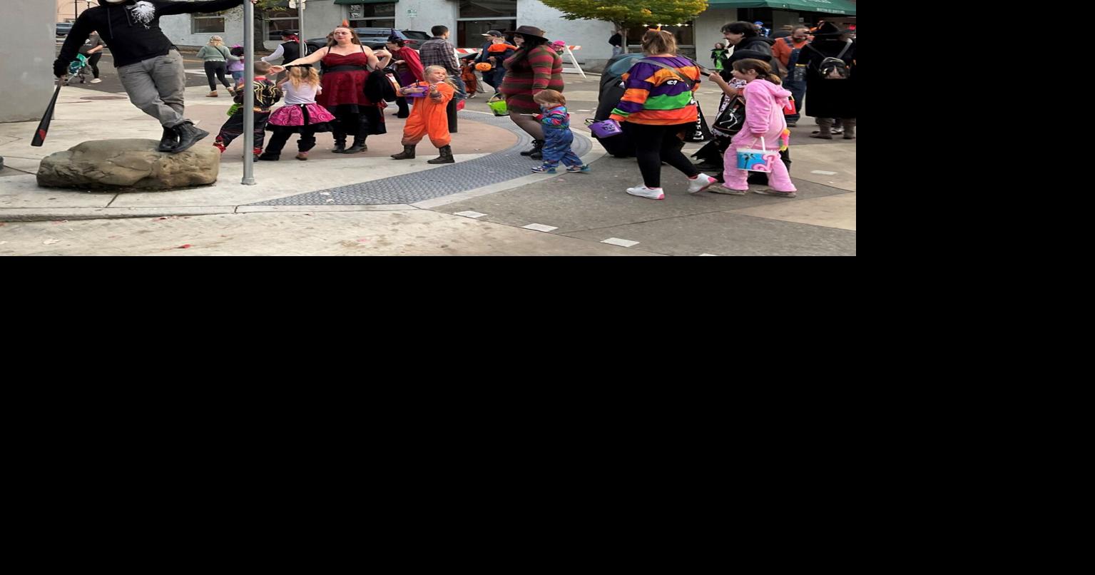 Annual Neewollah parade returns to bring fun and frights to Roseburg ...
