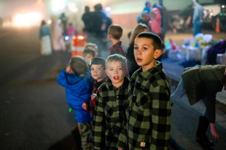 Sutherlin's Christmas parade fills the streets of Sutherlin | Local ...