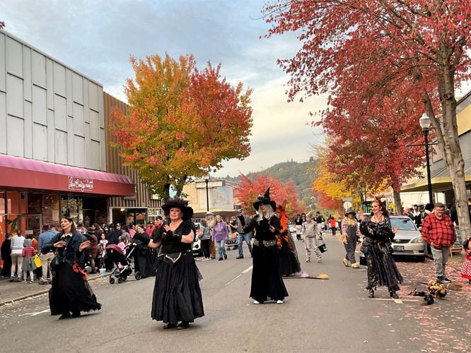 Annual Neewollah parade returns to bring fun and frights to Roseburg ...