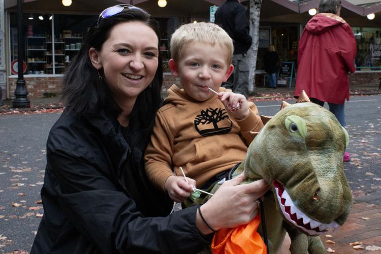 Neewollah parade brings tricks and treats to Roseburg on Halloween ...