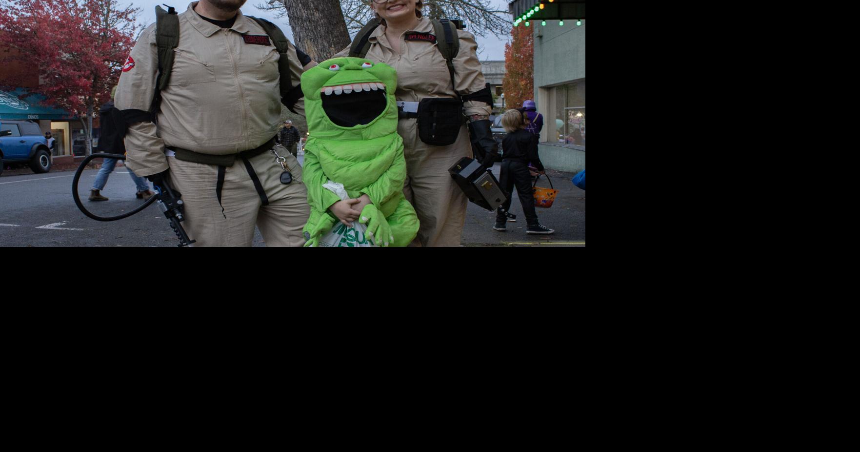 Neewollah parade brings tricks and treats to Roseburg on Halloween ...