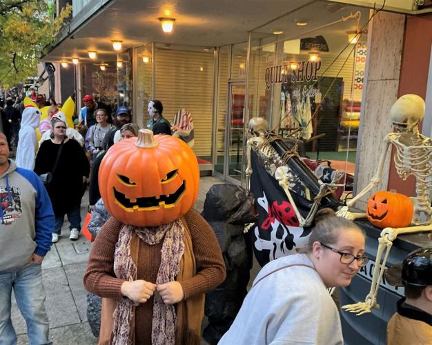 Annual Neewollah parade returns to bring fun and frights to Roseburg ...