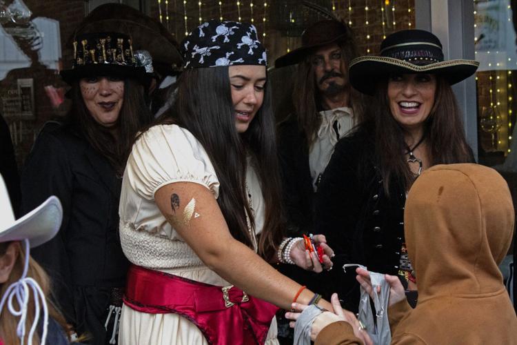 Neewollah parade brings tricks and treats to Roseburg on Halloween ...