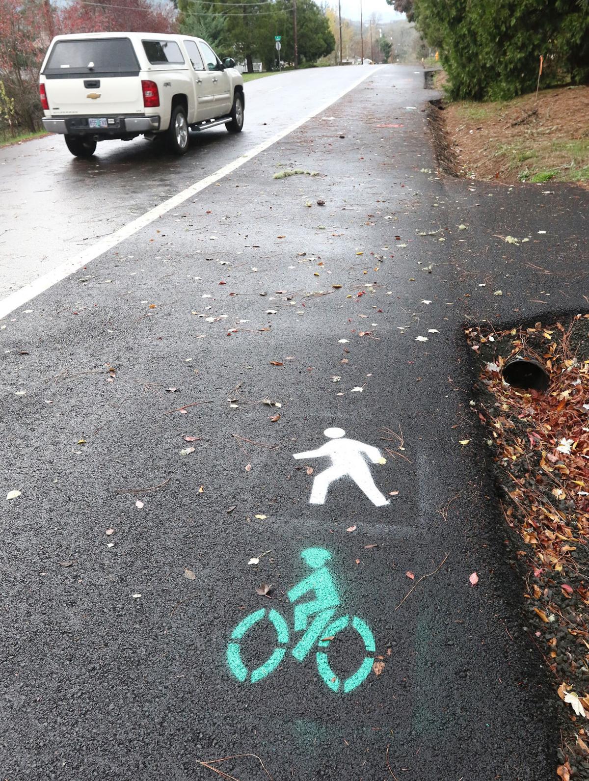 Oakland students make use of new multi-use path, crossing lights near ...