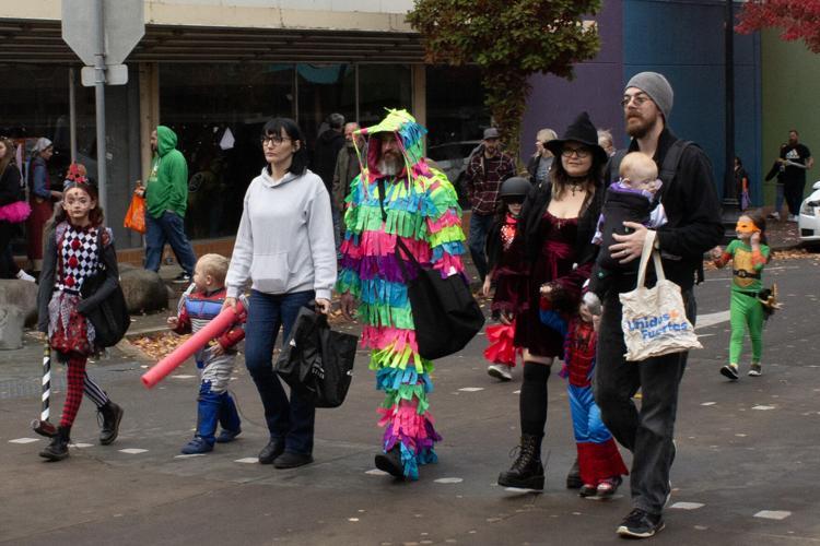 Neewollah parade brings tricks and treats to Roseburg on Halloween ...