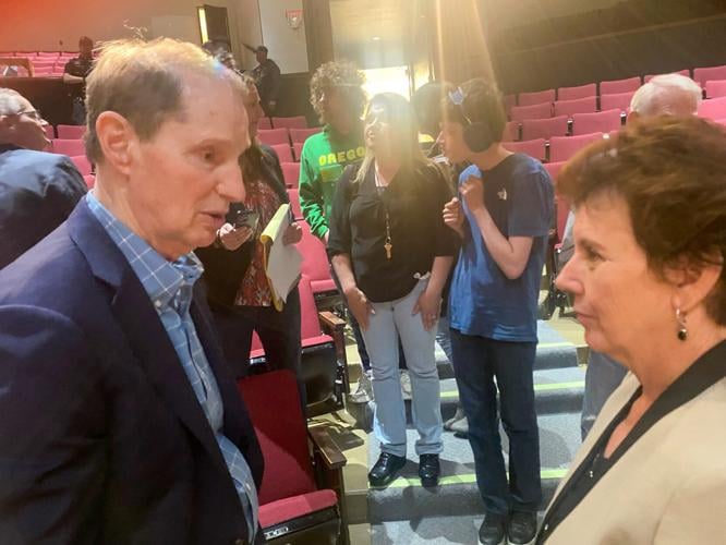 US Sen. Ron Wyden visits Reedsport | Government | nrtoday.com