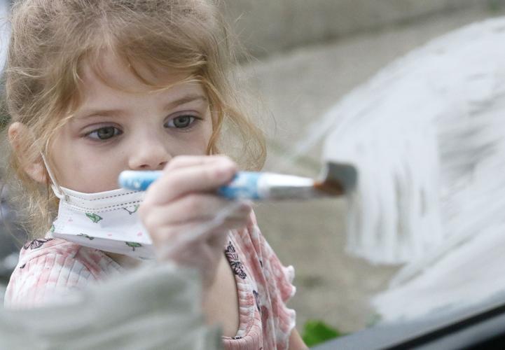 Tri City Elementary School starts holiday festivities with window ...