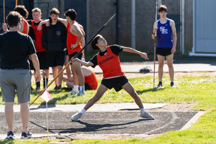 Roseburg track and field preview: Young Indians show potential early on ...