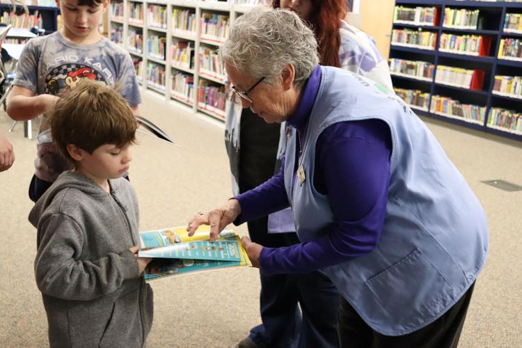 Umpqua Gem and Mineral Club donates books to Lookingglass Elementary ...