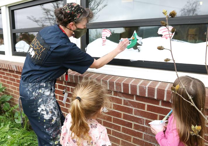 Tri City Elementary School starts holiday festivities with window ...