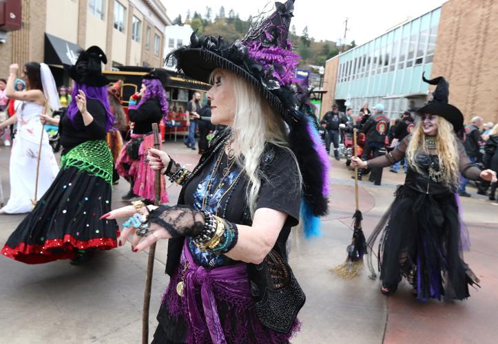 Trick-or-treaters turn out in big numbers for Neewollah parade | Local ...