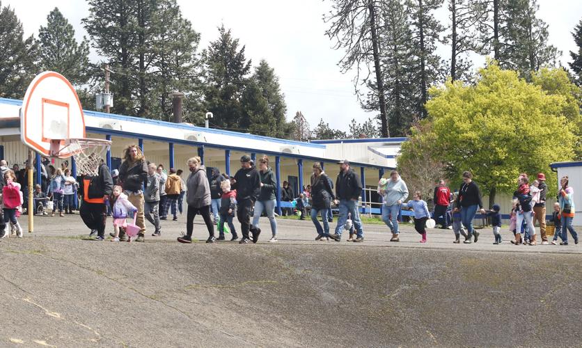 More than 100 youngsters converge for Sutherlin Easter Egg hunt | News ...