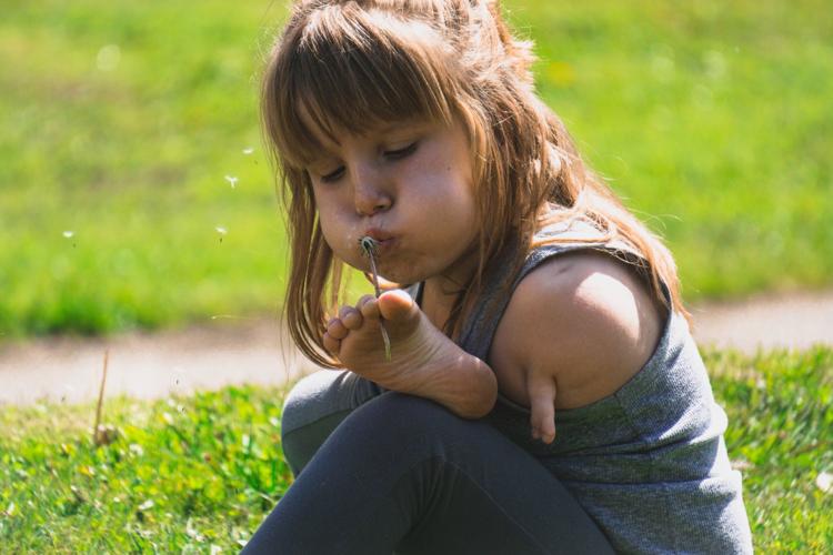 Myrtle Creek girl born without arms gets along just fine | Local News ...
