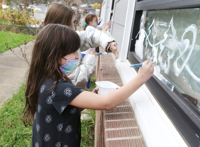 Tri City Elementary School starts holiday festivities with window ...