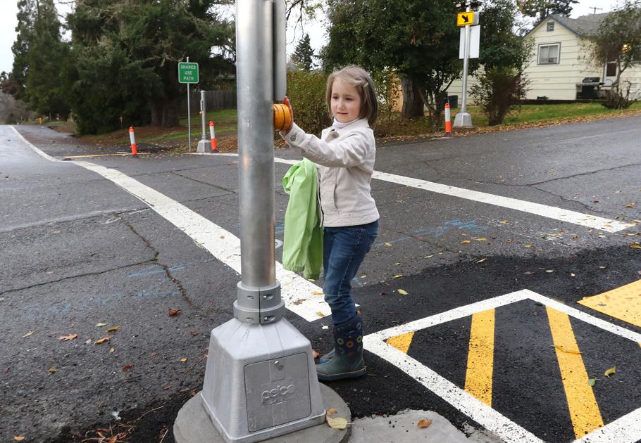 Oakland students make use of new multi-use path, crossing lights near ...