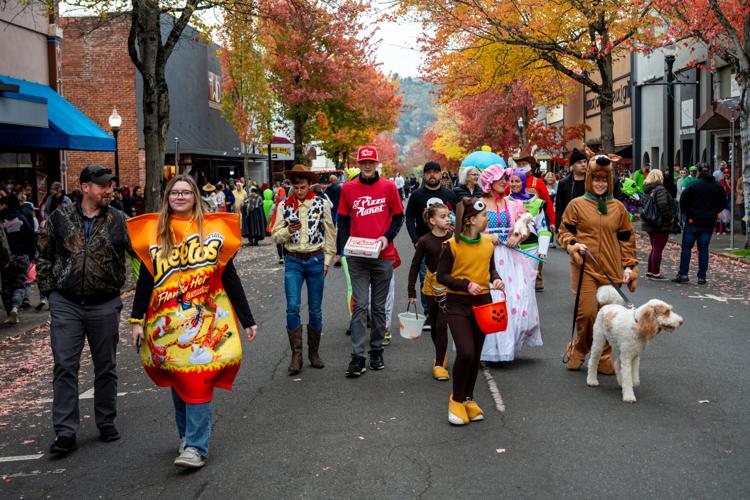 Neewollah: Halloween festive spirits fill the Roseburg streets | News ...