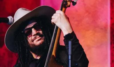 stick figures react to red