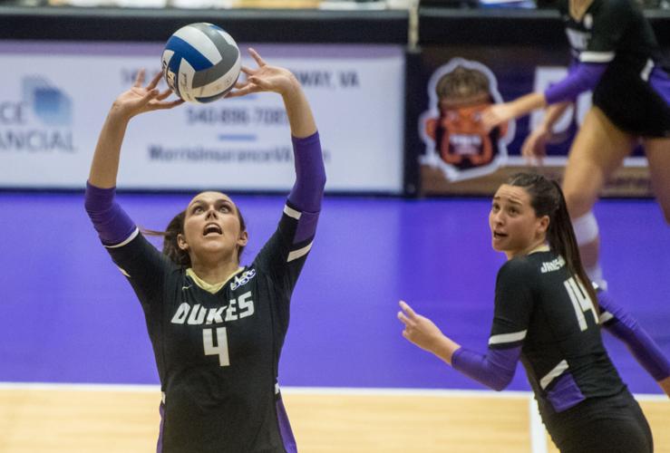 Dukes begin practice focused on title defense | Nvdaily | nvdaily.com