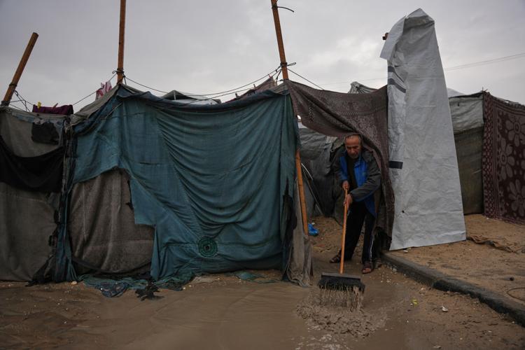 A winter storm chills Gaza and floods tent camps, exposing aid failures ...