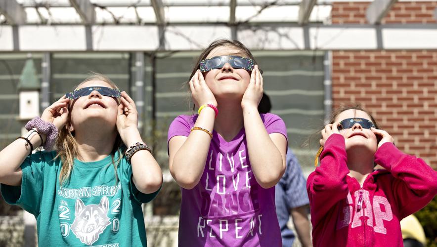 Front Royal crowd swoons over eclipse | Nvdaily | nvdaily.com