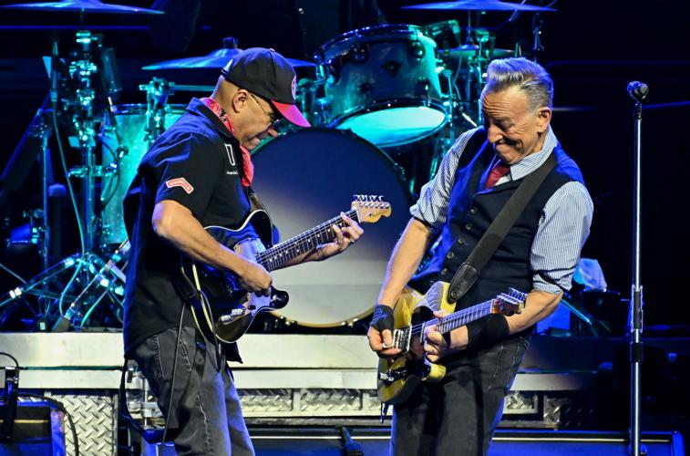 Bruce Springsteen calls out the White House and announces a protest ...