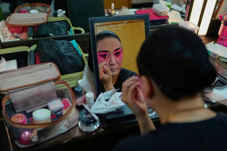 Photos show the ancient art of Peking opera works hard to keep ...