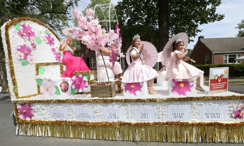 Sun comes out for successful Grand Feature Parade | Nvdaily | nvdaily.com