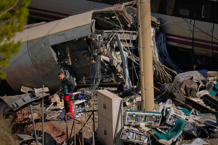 Barcelona commuter train crashes, killing 1, days after deadly train ...
