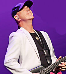 Heroes and Hit Makers | Discover | nwestiowa.com