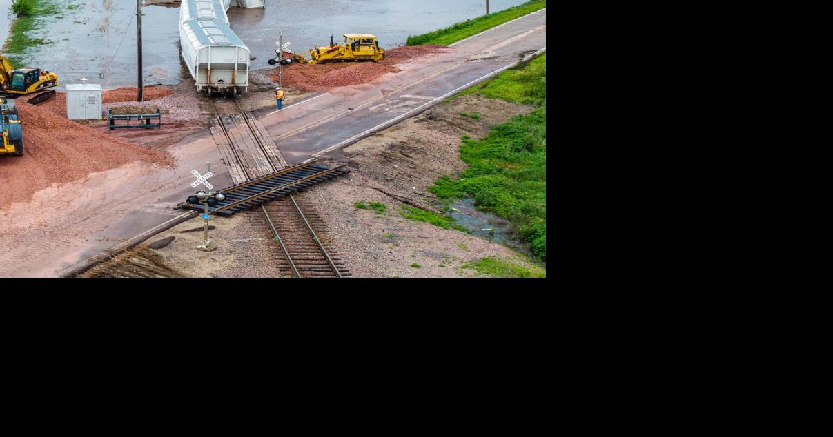 Floodwaters derail train, washout tracks | News | nwestiowa.com