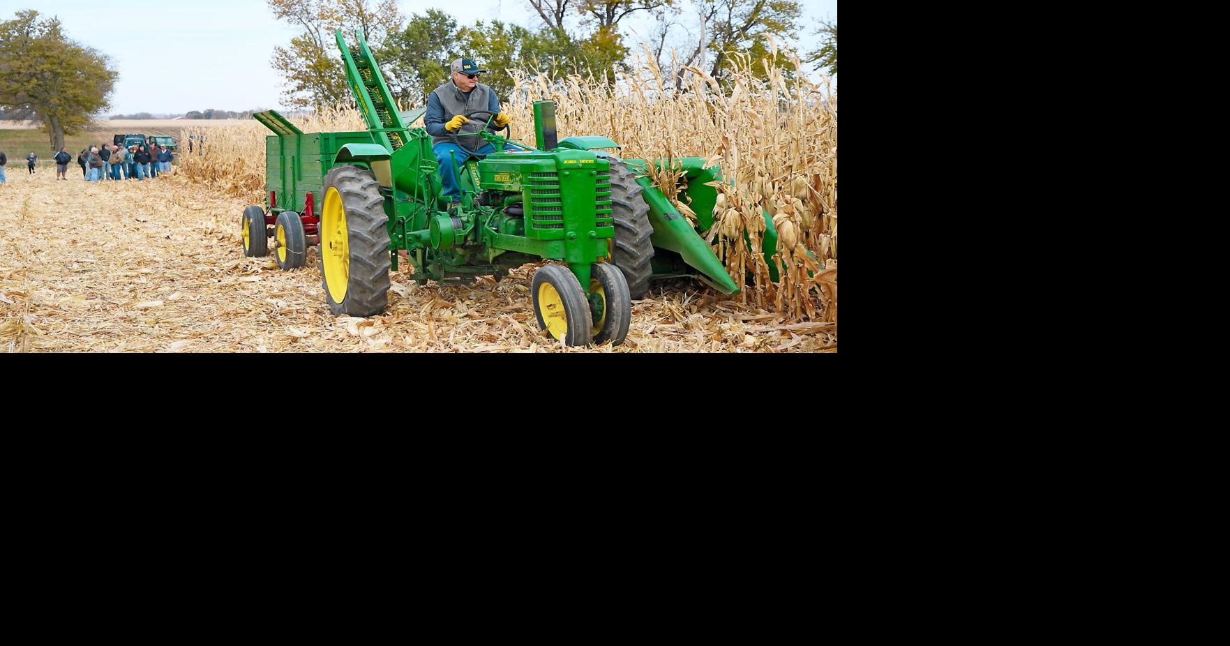 Historic single-row corn picker demo draws crowd | News | nwestiowa.com